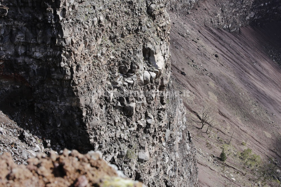 Le fumarole del Vesuvio, cosa sono e cosa indicano - FOTOGALLERY ...